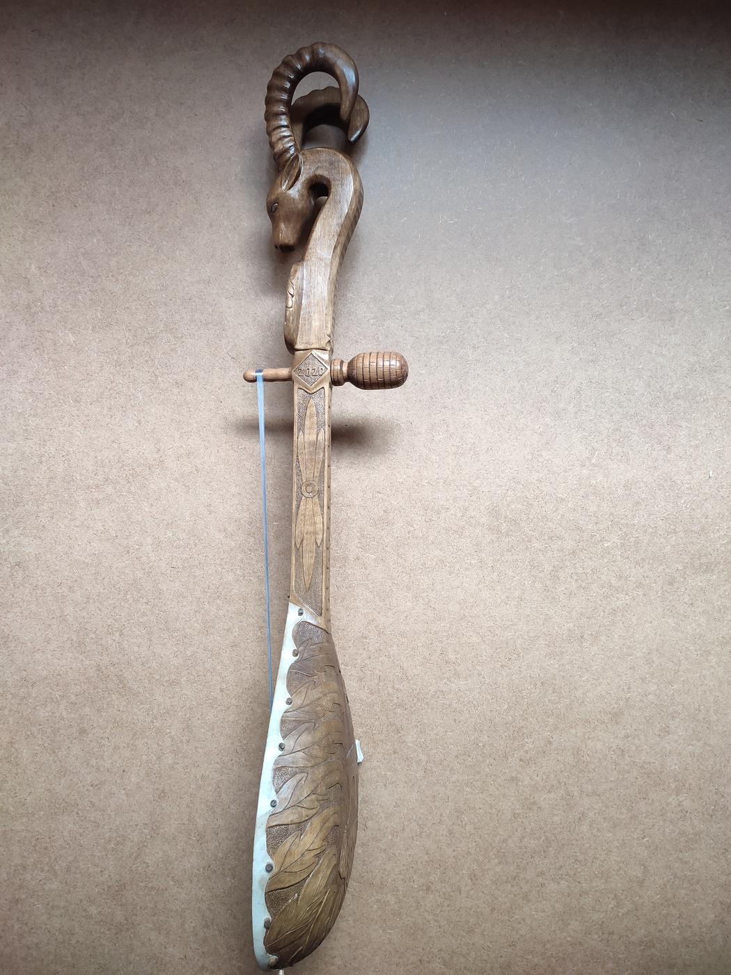 Gusle sa kozom (Njegoš, spomenik “zub”) | Gusle.me - prodaja gusala ...