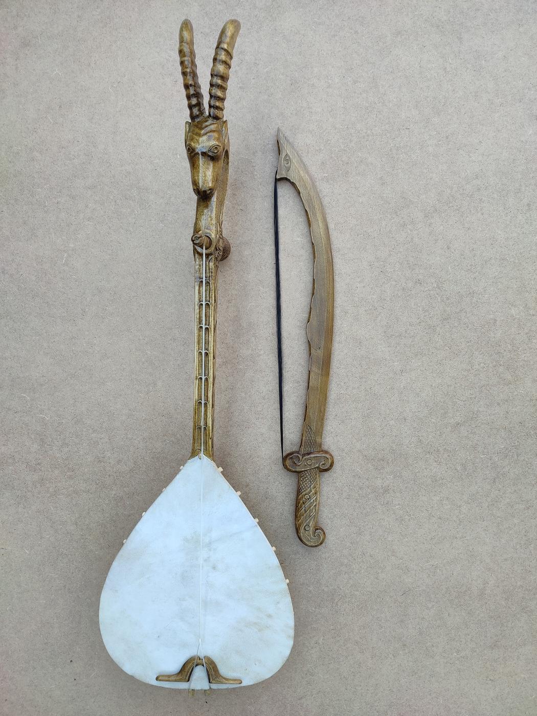 Gusle sa kozom (kalica: spomenik junacima Mojkovačke bitke) | Gusle.me ...